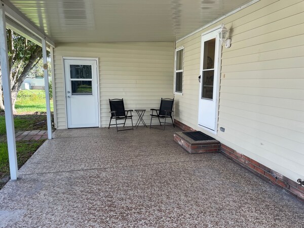 Sunny Open-layout Retreat With Modern Flair And Pet-friendly Charm - Lake Weir, FL