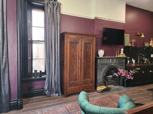 The Plum Parlor - Moody Victorian Studio With Timeless Charm - Akron, OH