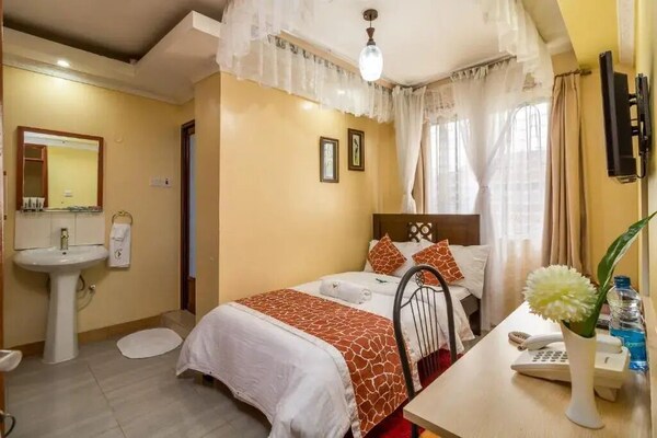 Situated In A Secure, Quiet And Serene Environment 15 Min Away From The Airport - Nairobi