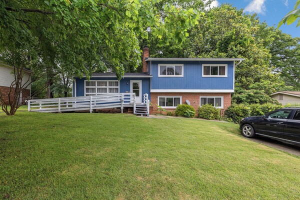 Newly Built 4bd - Cozy Stay W/ Movie & Games - Concord, NC