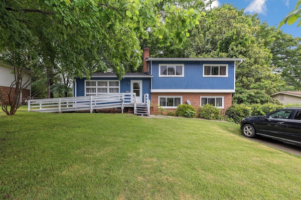 Newly Built 4bd - Cozy Stay W/ Movie & Games - Concord, NC