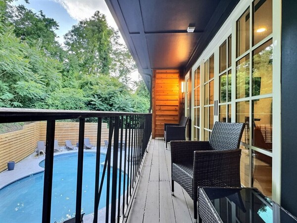 Tranquil Getaway W/ Pool & Extra Large Balcony - Birmingham