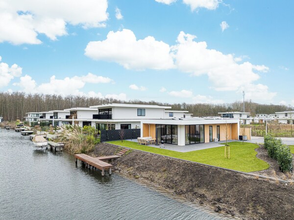 Luxe 4-persoons Villa Aan Het Water Met Moderne Keuken, Privé Zwemsteiger En Een Ruim Terras Met Barbecue En Loungeset. Perfect Voor Rust En Ontspanning! - Lelystad
