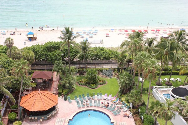 3 Chic Rooms With Pool | Steps From Miami Beach And Art Deco Historic District - South Beach, FL