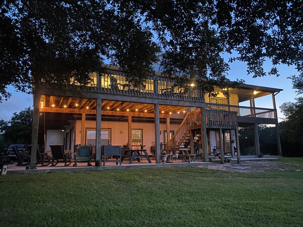Relax With The Entire Family At This Beautiful Waterfront Home - Lake Jackson, TX