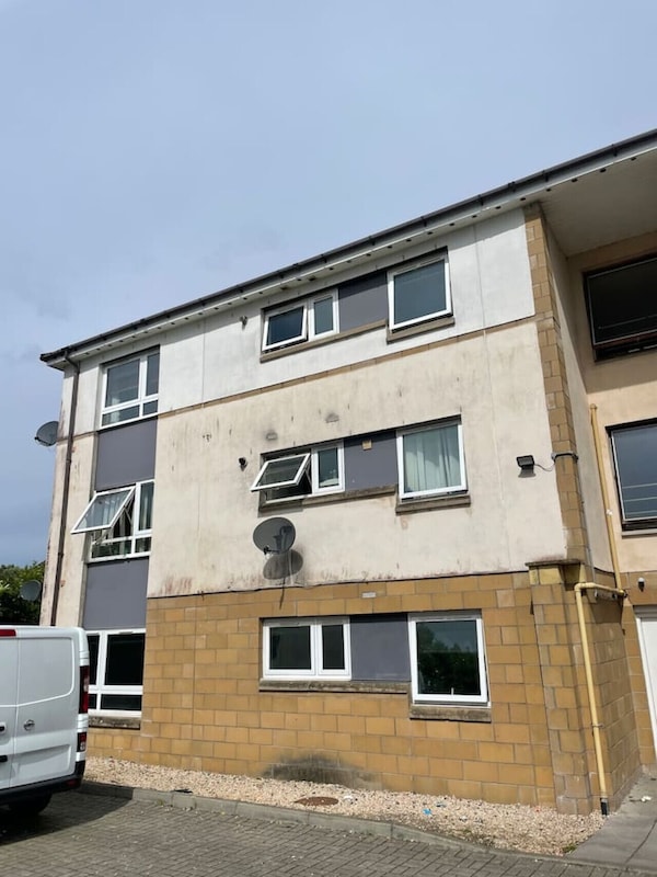 Modern Apartment With Dining, Workspace & Cooking - Hamilton, UK