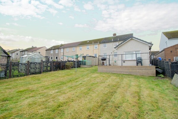 3 Bed Home Near Glasgow Large Garden & Driveway - Motherwell