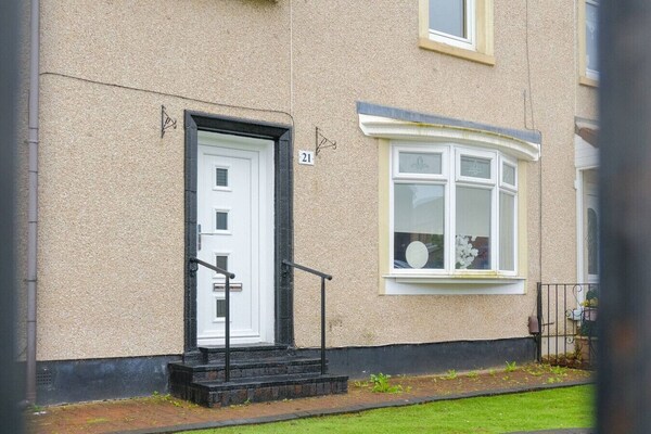 Spacious 4-bed Home Near Glasgow | Free Parking & Garden - Motherwell