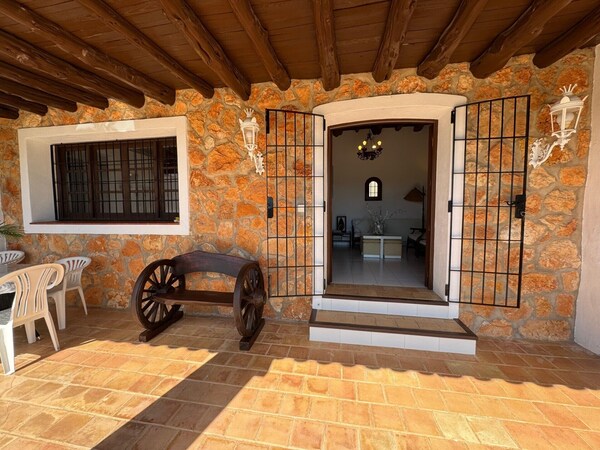 Tranquil Villa Escape - Family Sized Hillside Villa With Private Swimming Pool - Santa Eulària des Riu
