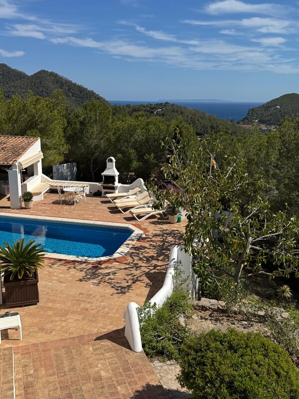 Tranquil Villa Escape - Family Sized Hillside Villa With Private Swimming Pool - Santa Eulària des Riu