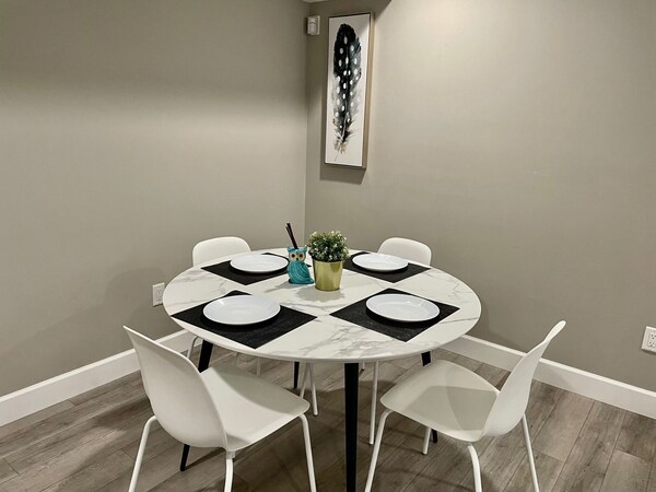 Spacious City Haven 2br - Surrey