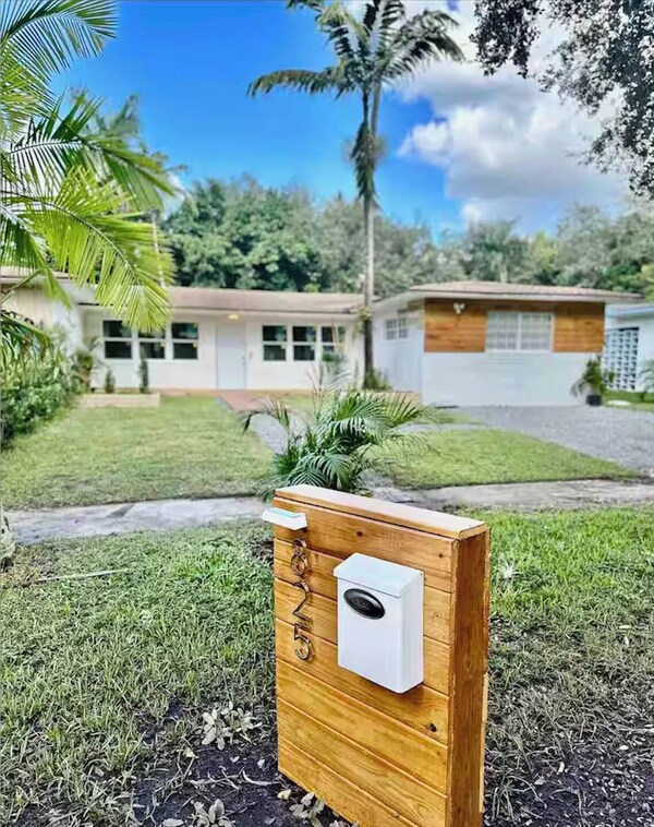 Private Tropical Villa W/ Pool, Hammock & Bbq In Miami  10 Min To Beach & Shops - Miami Beach