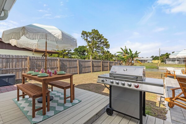 Canal-front 3bd - Coastal Vibes, Pool & Near Beach - Port Charlotte, FL