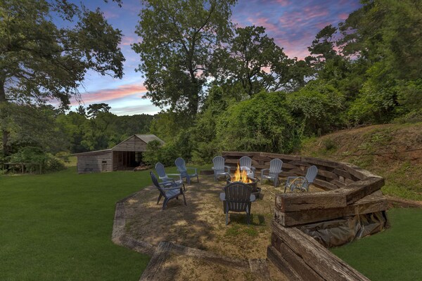 Custom Cabin - King Bed - Balcony Views - 8-acre Escape - 휴스턴