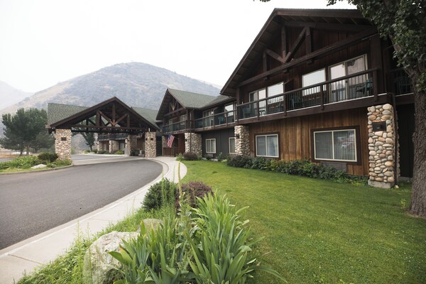 Riverfront 1 Bedroom Suite At Salmon Rapids Lodge - Idaho