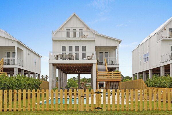 Beachfront Luxury Home - Pool, Firepit, Views! - Pass Christian, MS