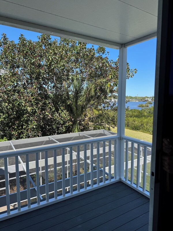 Charming 4-bedroom Waterfront Home In Palm Harbor, Florida - 더네딘