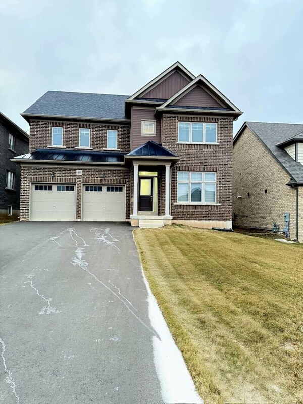 Modern 4bdrm Home With Fireplace - Welland