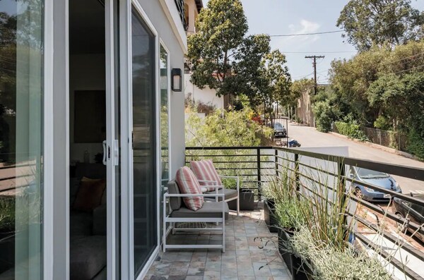 Beautiful Hollywood Hills Villa - Heat Pool, Bbq, Hollywood Sign Views, 4br, 3ba - Burbank, CA