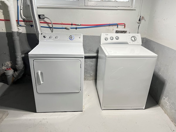 Spacious 4-bedroom Apartment In Cool Rochester With Ac, Wifi, And Onsite Laundry - Rochester, NY