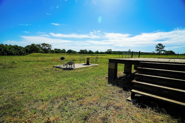 Quaint Rustic Comfort Cabin, Fire Pit, Lakeside & Country Views, Near Ren Fest - Texas Renaissance Festival
