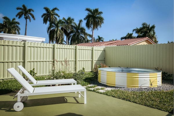 Cozy 3br - 5 Mins To Beach, Cowboy Pool, Fire Pit! - Hallandale Beach, FL