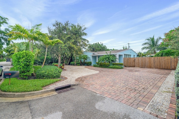 Private Heated Pool Oasis / Close To Beach & Downtown Lake Worth Beach! - Lake Worth, FL