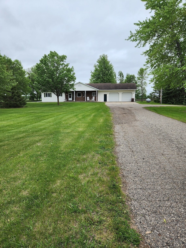Riversong Home Base  Country 2br/2ba Deck, Firepit & Near Winery \Nno Fees - Glencoe, MN