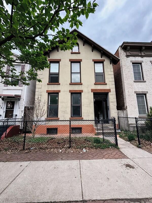 Charming 1 King Size Bed, 2 Multi Use Rooms Apartment In Troy , Wifi. Laundry. - Troy, NY