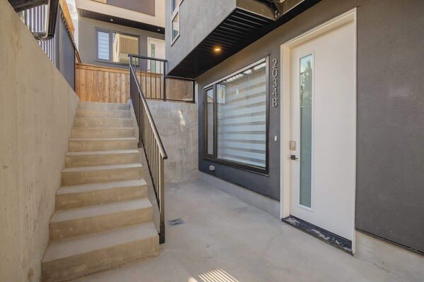 Natural Light, Big Windows, Studio W/ Ac - Calgary