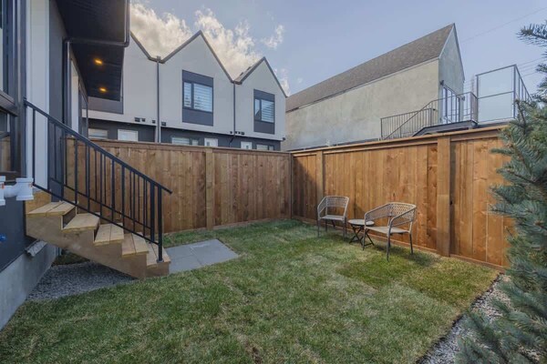 Upper+lower, Great For Large Families, Fenced Yard - Calgary