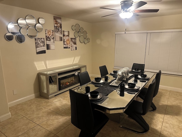 Las Vegas Spacious 4-bedroom Mini Mansion With Ac, Wifi And Much More - Las Vegas, NV