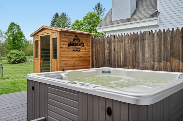Luxury 4br Chalet/hot Tub, Sauna + Shuttle Access - Waterbury, VT