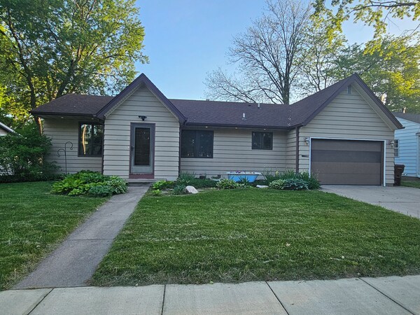 4- Bed 3-bath W/private Hot Tub - Iowa