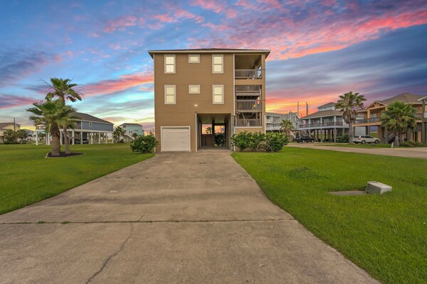 Spacious Beach Retreat | Sleeps 25 | Perfect For Families & Groups! - Galveston, TX