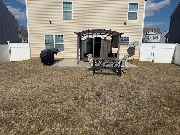 3-bedroom House In Enchanting Dallas Nc With Ac, Fitness And More - Gastonia, NC