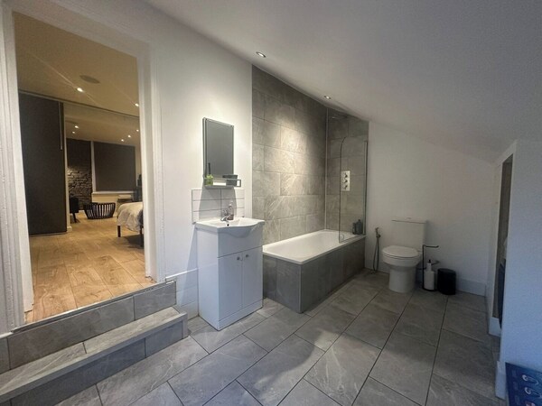 Sleek 1bd Retreat Near Heathrow And Elizabeth Line - Hayes