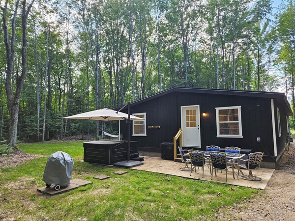 Rapid River Retreat Cottage - 3 Bed, 2 Bath, 2.5 Acres, & Hot Tub - Kalkaska, MI
