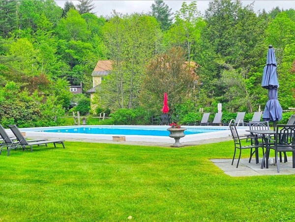 Alpenglow Chalet: Beautiful 5br W/pool+pickleball - Stowe, VT