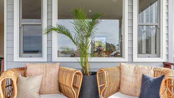 Sapphire Magic - Stunning Waterfront Retreat In The Picturesque Town Of Urunga. - Urunga