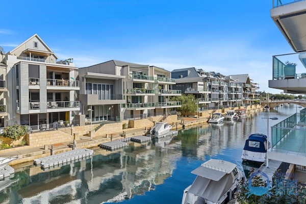 Coastal Canal Retreat In Mandurah - 曼杜拉