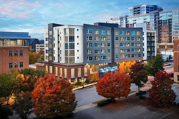 King Comfort X2: Free Wifi, Indoor Pool, Steps From Bon Secours Arena - Travelers Rest, SC