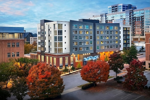 King Comfort X2: Free Wifi, Indoor Pool, Steps From Bon Secours Arena - Greer, SC