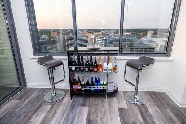 Downtown Silver Spring 2br Luxury Apt With Rooftop Pool & Metro Access - Bethesda, MD