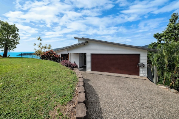 Airlie Views, Whitsunday Holiday Home With Ocean Views - Airlie Beach