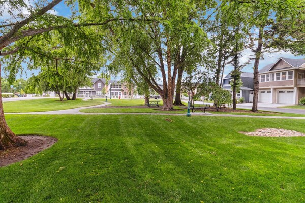 New! Peaceful Parkside Escape | High-end Kitchen | Screened Patio | Bbq | Steps To River Greenbelt - ボイシ, ID