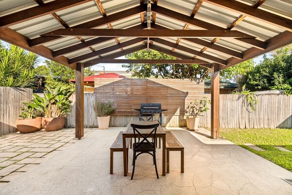 Steps From Sand: 2-bed Beach Escape With Courtyard - Tweed Heads