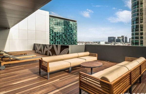 Elegant Southbank Escape Apartment With Balcony - St Kilda