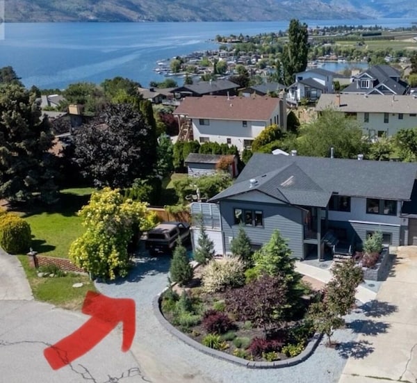 Newly Renovated 2-bedroom, 1 Bathroom Suite With Private Entrance - Peachland