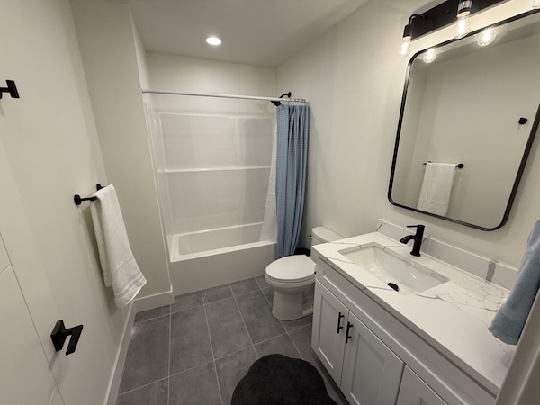 No Stairs 4-bedroom Apartment With Ac, Wifi In Seatac - 렌턴